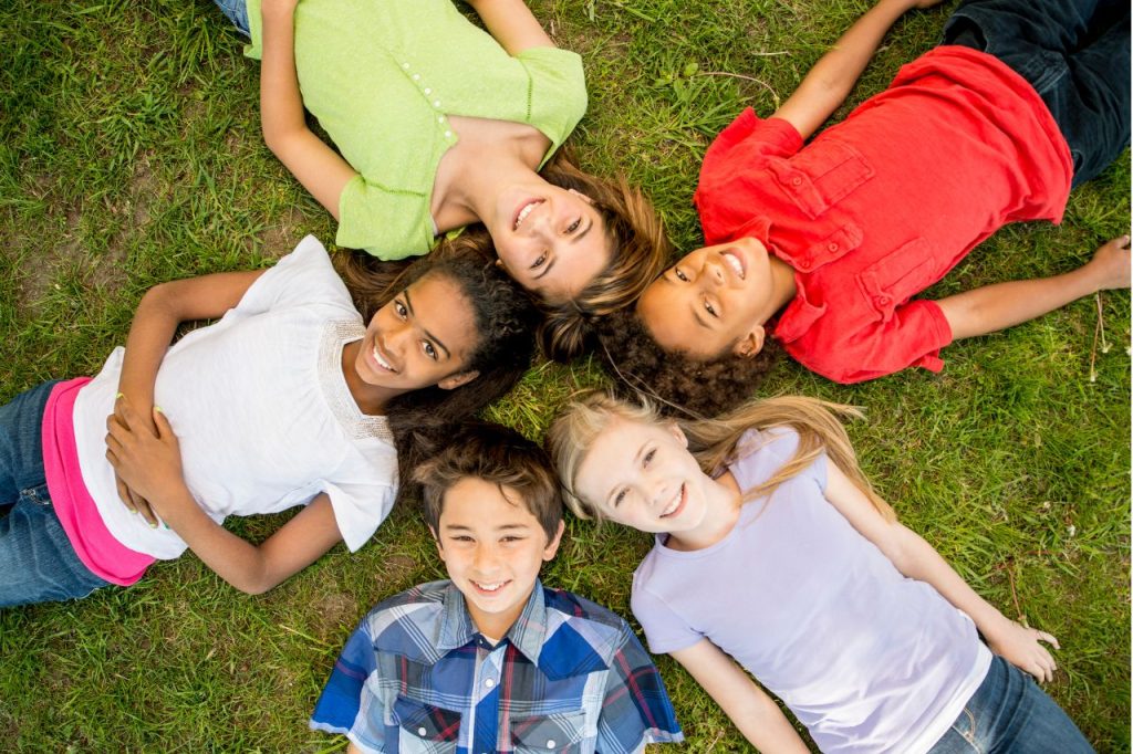 Membangun koneksi neutral anak melalui stimulasi bahasa